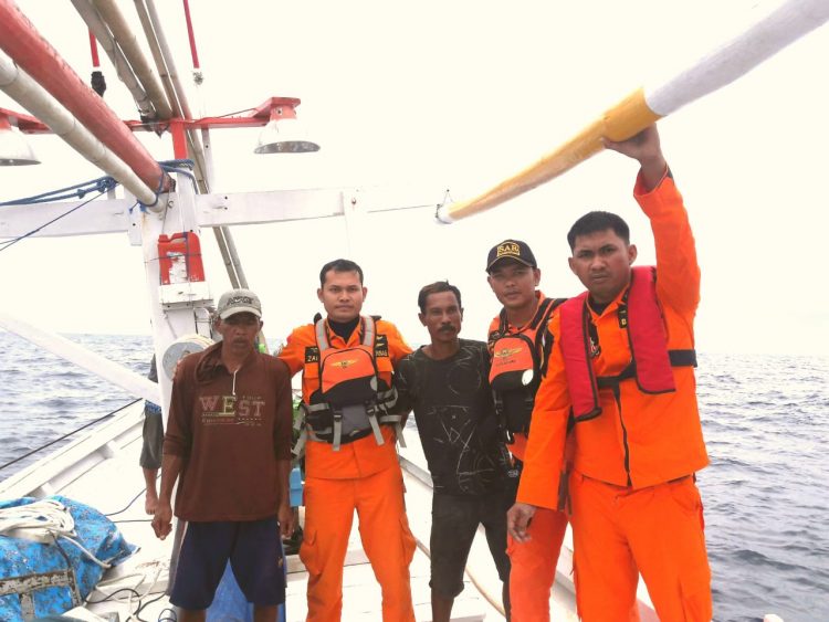 Tim SAR Evakuasi Kapal Mati Mesin di Perairan Bulukumba | Rapor-merah.com